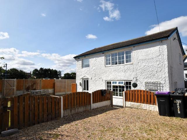 2 bedroom detached house for sale