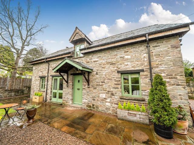 2 bedroom detached house for sale