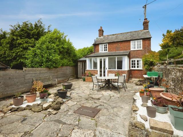 2 bedroom detached house for sale