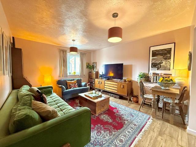 2 bedroom detached house for sale