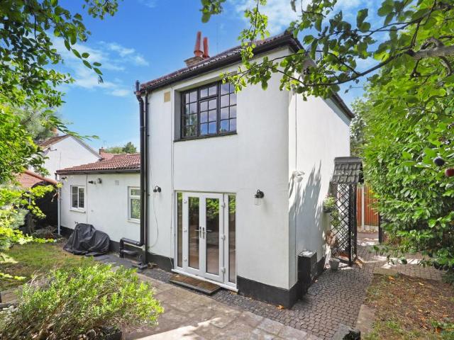 2 bedroom detached house for sale