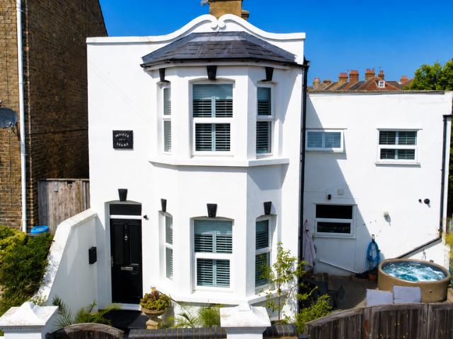 2 bedroom detached house for sale