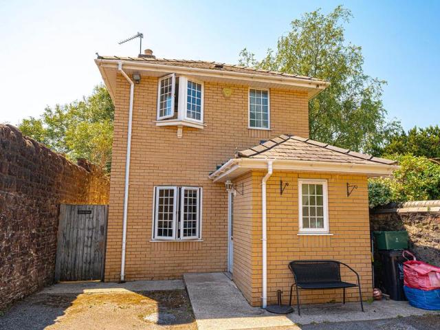 2 bedroom detached house for sale