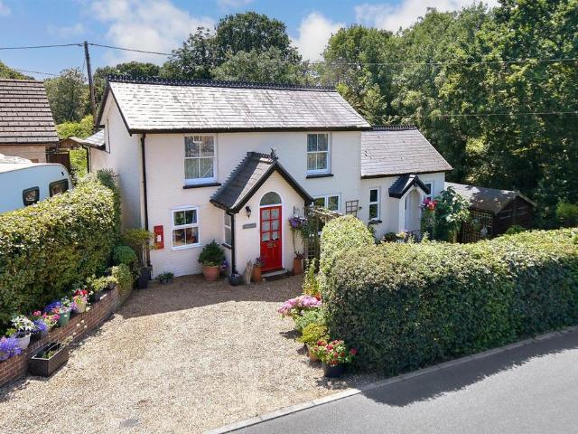 2 bedroom detached house for sale