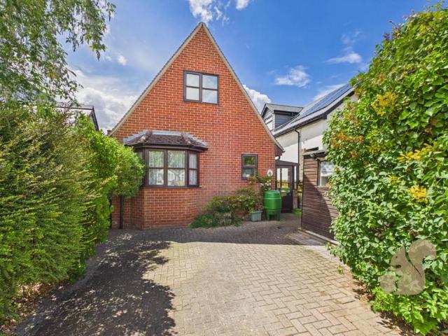 2 bedroom detached house for sale