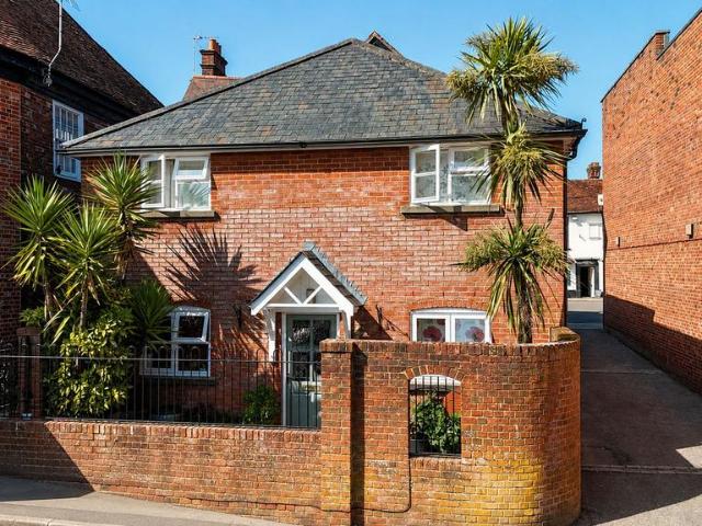 2 bedroom detached house for sale