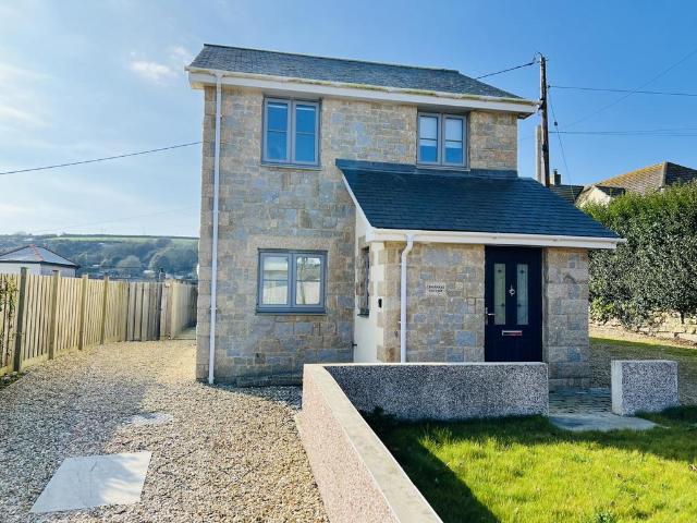 2 bedroom detached house for sale