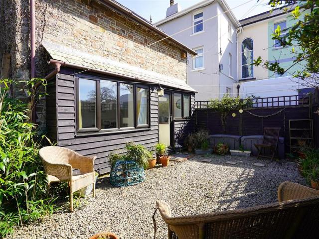 2 bedroom detached house for sale