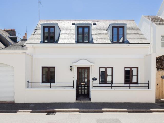 2 bedroom detached house for sale
