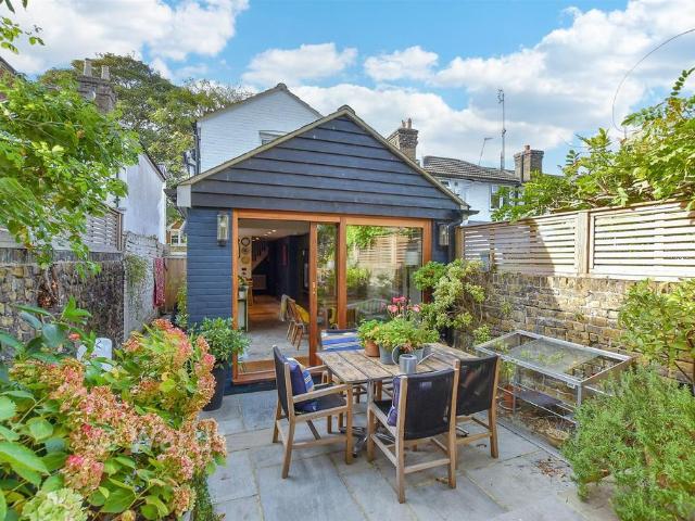 2 bedroom detached house for sale