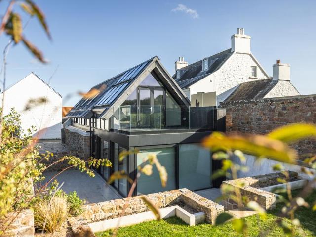 2 bedroom detached house for sale