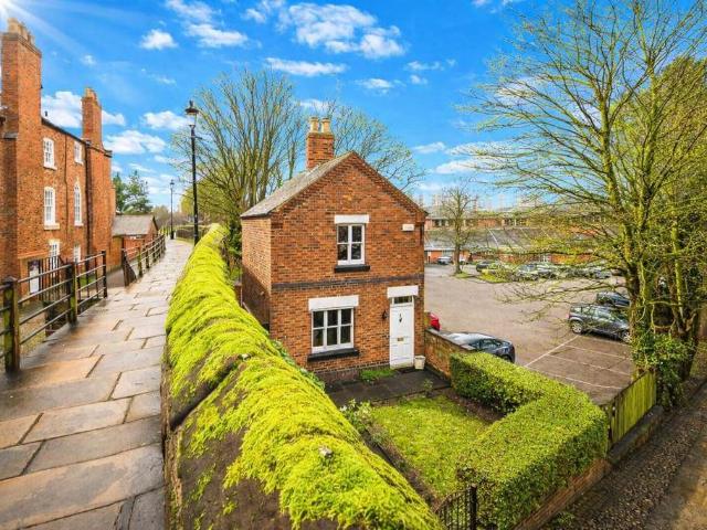 2 bedroom detached house for sale