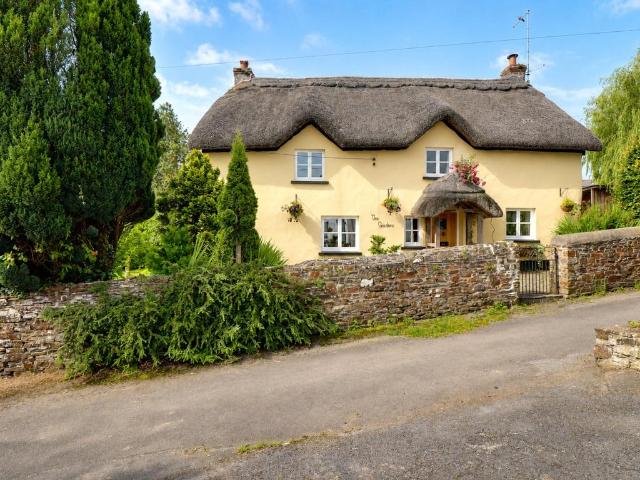 2 bedroom detached house for sale