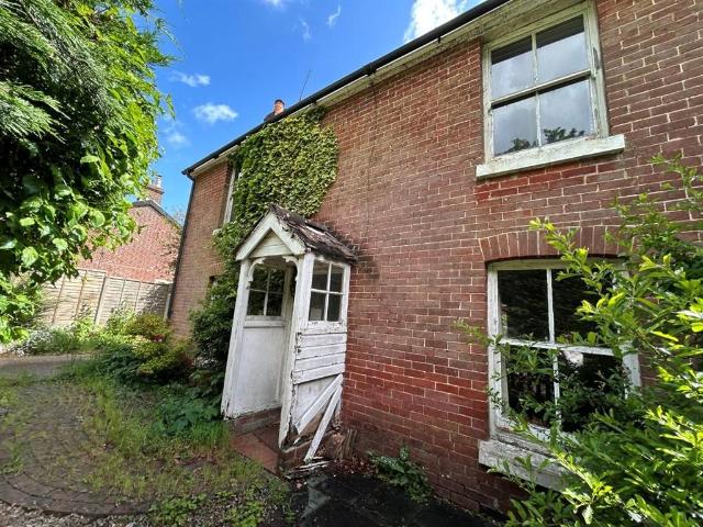 2 bedroom detached house for sale