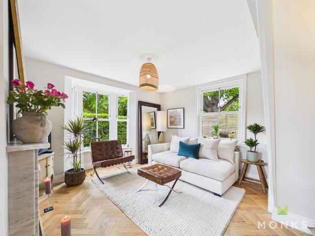 2 bedroom detached house for sale