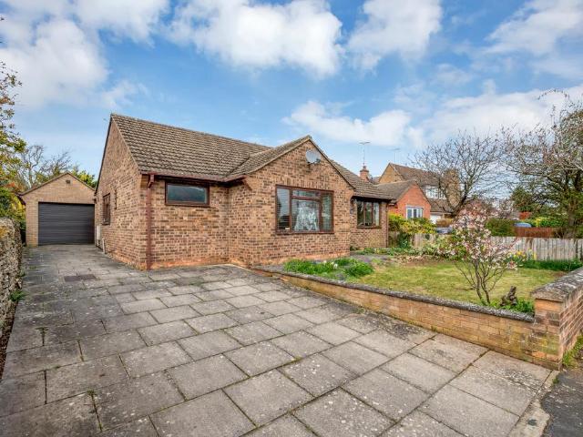 2 bedroom detached bungalow for sale