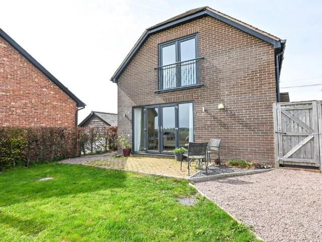 2 bedroom detached house for sale