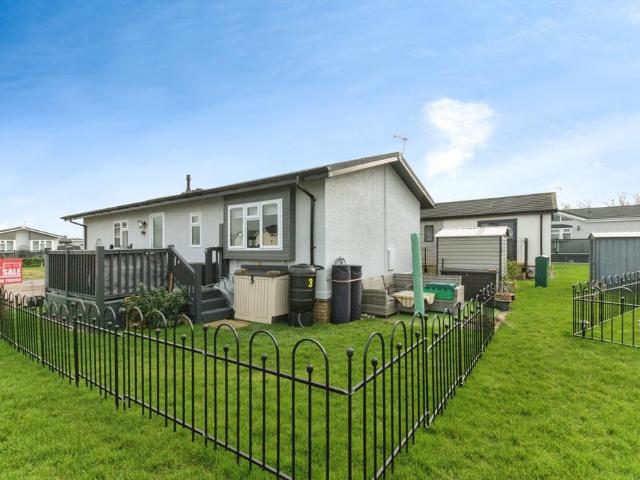 2 bedroom detached house for sale