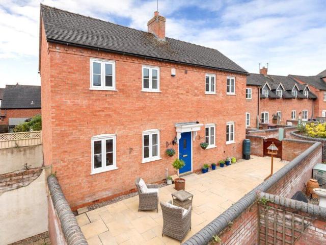 2 bedroom detached house for sale
