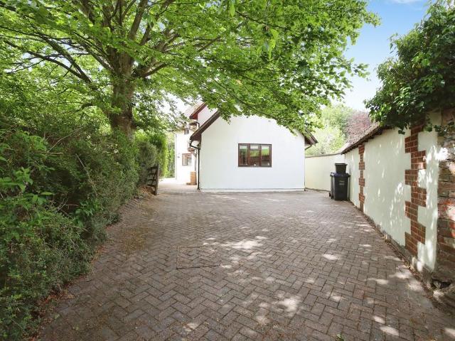 2 bedroom detached house for sale