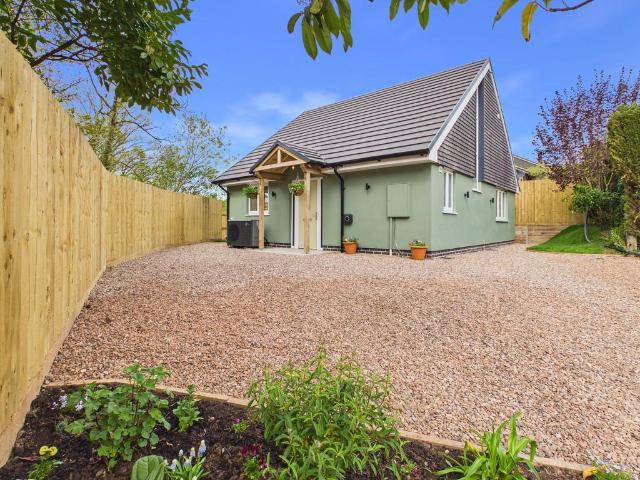 2 bedroom detached house for sale