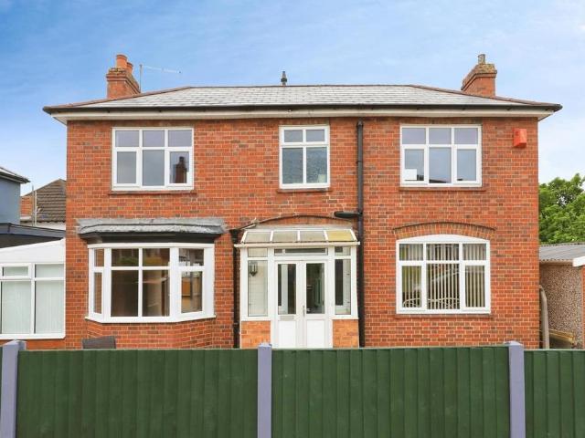 2 bedroom detached house for sale
