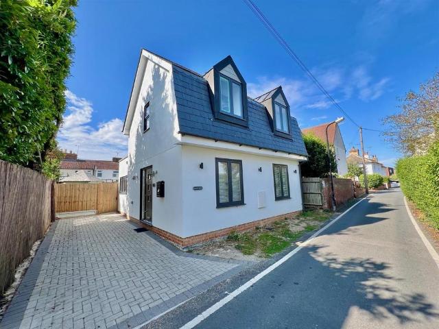 2 bedroom detached house for sale