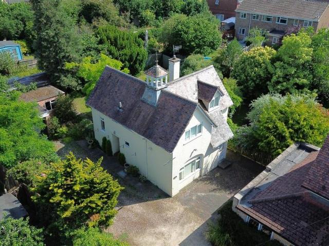 2 bedroom detached house for sale