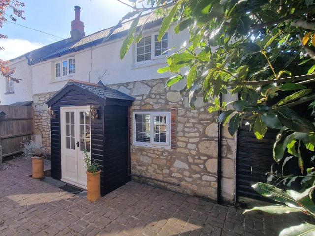 2 bedroom detached house for sale