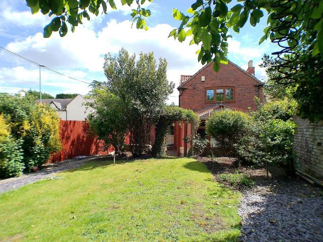 2 bedroom detached house for sale