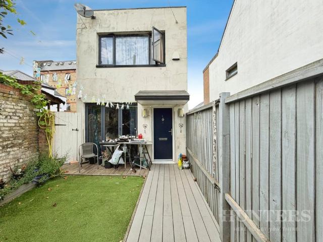 2 bedroom detached house for sale