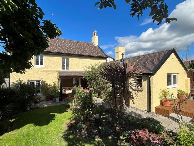 2 bedroom detached house for sale