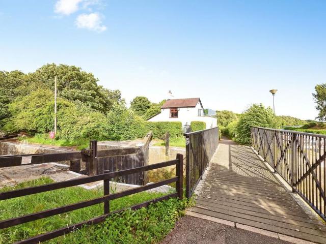 2 bedroom detached house for sale