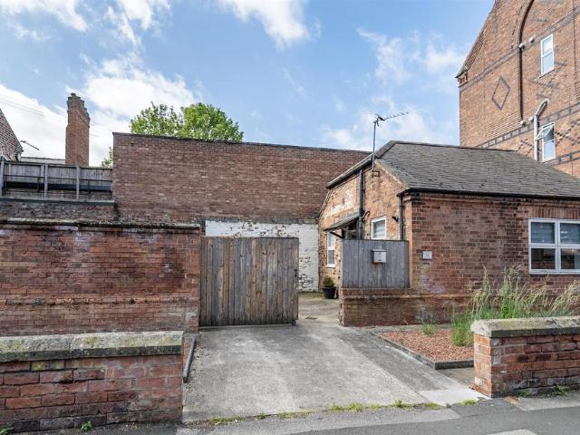2 bedroom detached house for sale