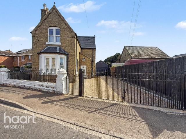 2 bedroom detached house for sale