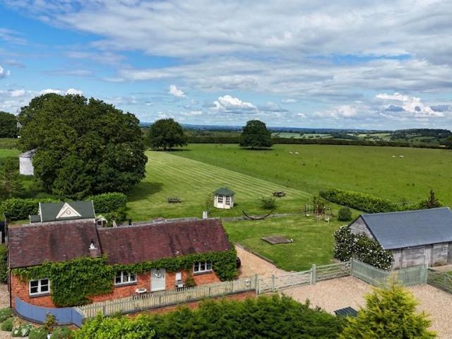 2 bedroom detached house for sale