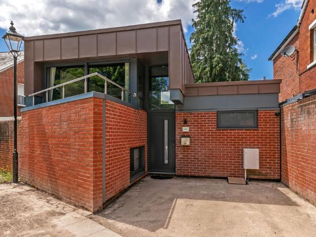 2 bedroom detached house for sale