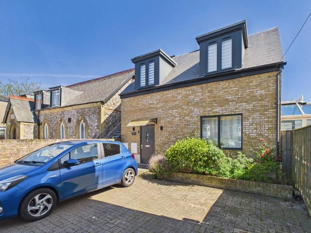 2 bedroom detached house for sale