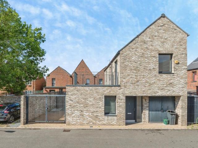 2 bedroom detached house for sale