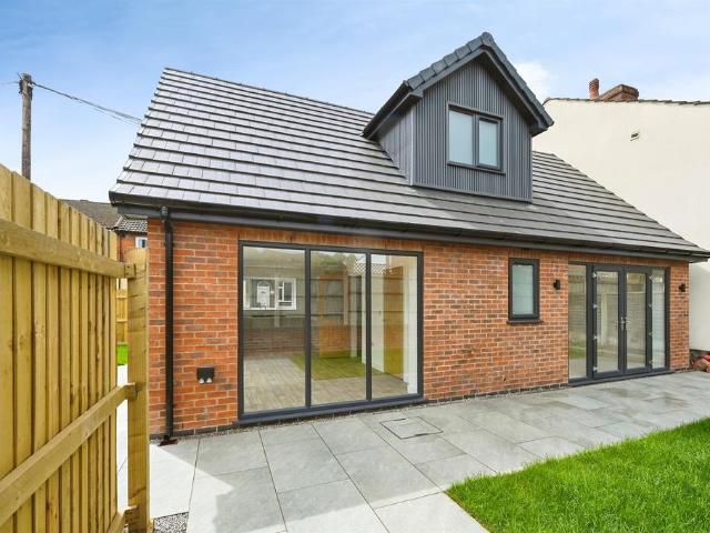2 bedroom detached house for sale