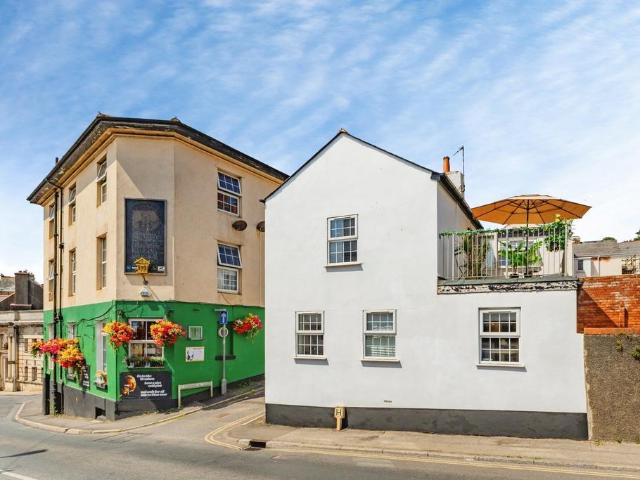 2 bedroom detached house for sale