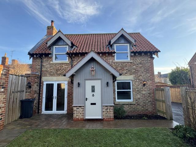 2 bedroom detached house for sale
