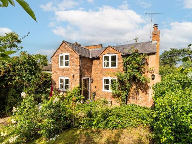 2 bedroom detached house for sale