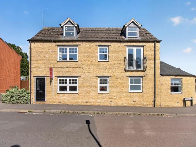 2 bedroom detached house for sale
