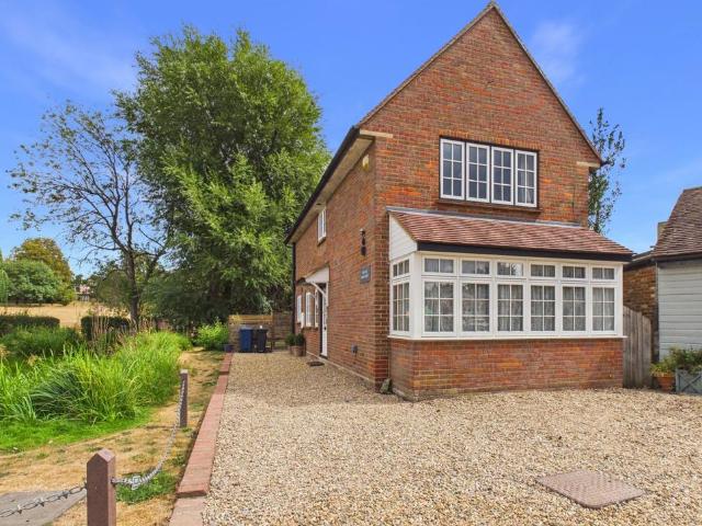 2 bedroom detached house for sale