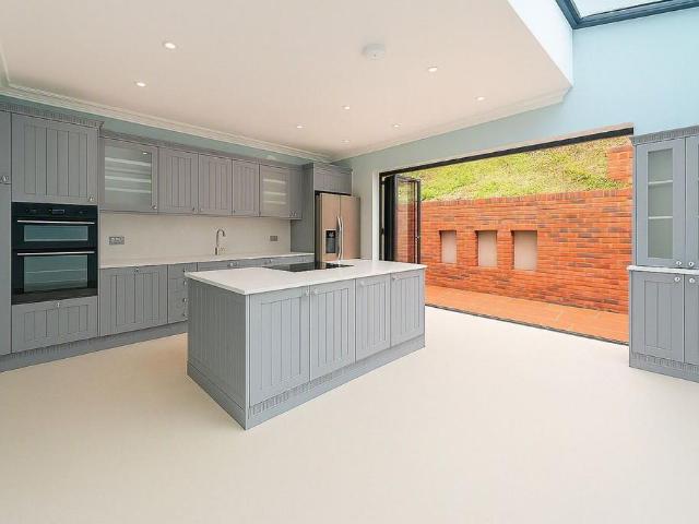 2 bedroom detached house for sale