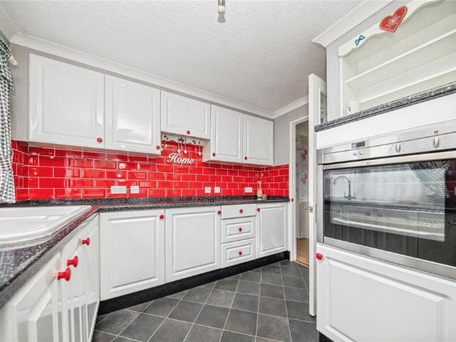 2 bedroom detached house for sale