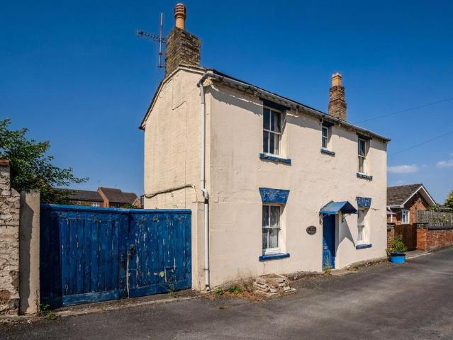 2 bedroom detached house for sale