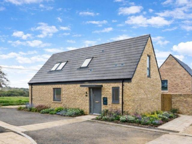 2 bedroom detached house for sale