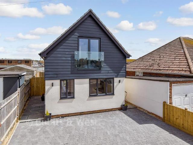 2 bedroom detached house for sale
